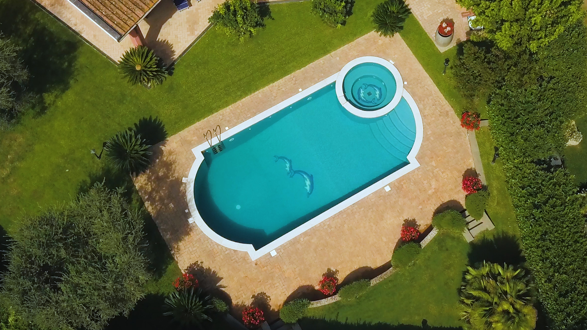 Come risparmiare energia elettrica in piscina - Centroitalia.it